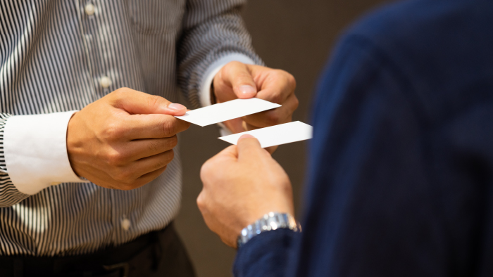 個人情報の範囲に名刺は入る？個人情報の定義や名刺管理の要点を解説 | セキュマガ | LRM株式会社が発信する情報セキュリティの専門マガジン